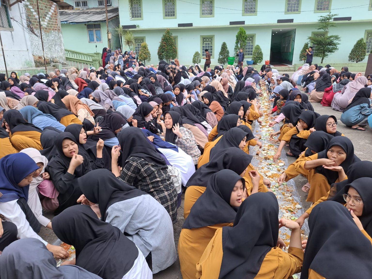 Mengenal Tradisi Botram di Pesantren Sunanul Huda - Indiespot.id